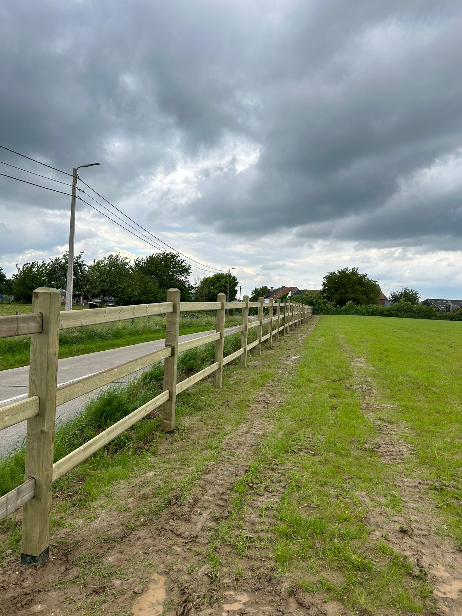 Houten Paardenomheining met vierkante palen – HOUTSTOCK
